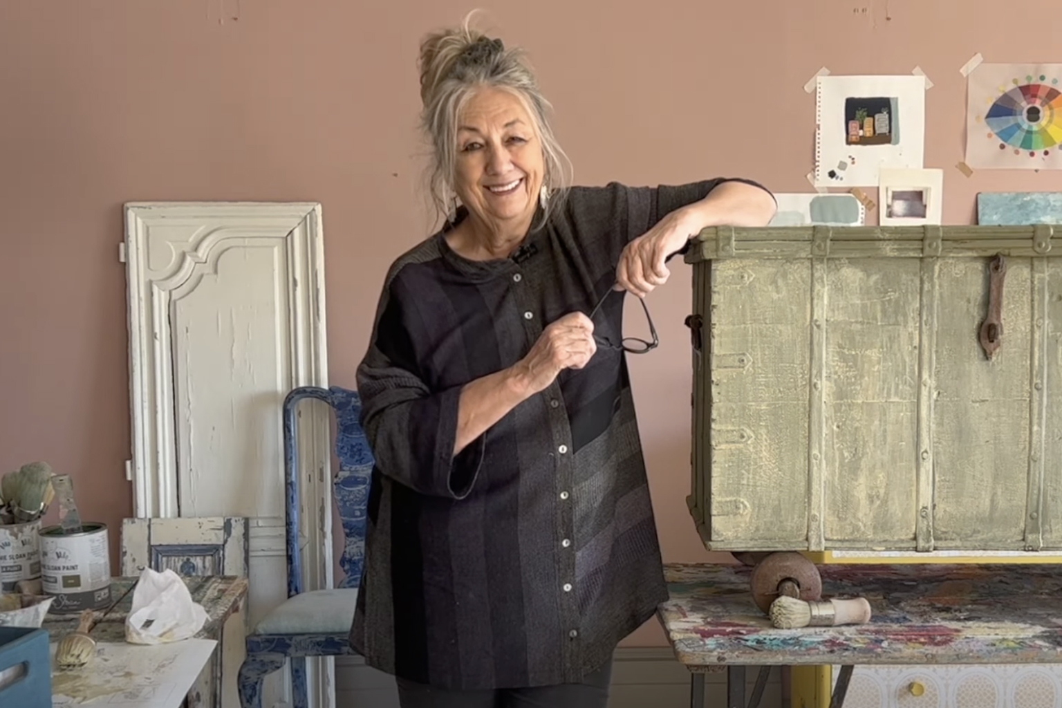 Create a textured look using wet Chalk Paint® Wax | Annie Sloan
