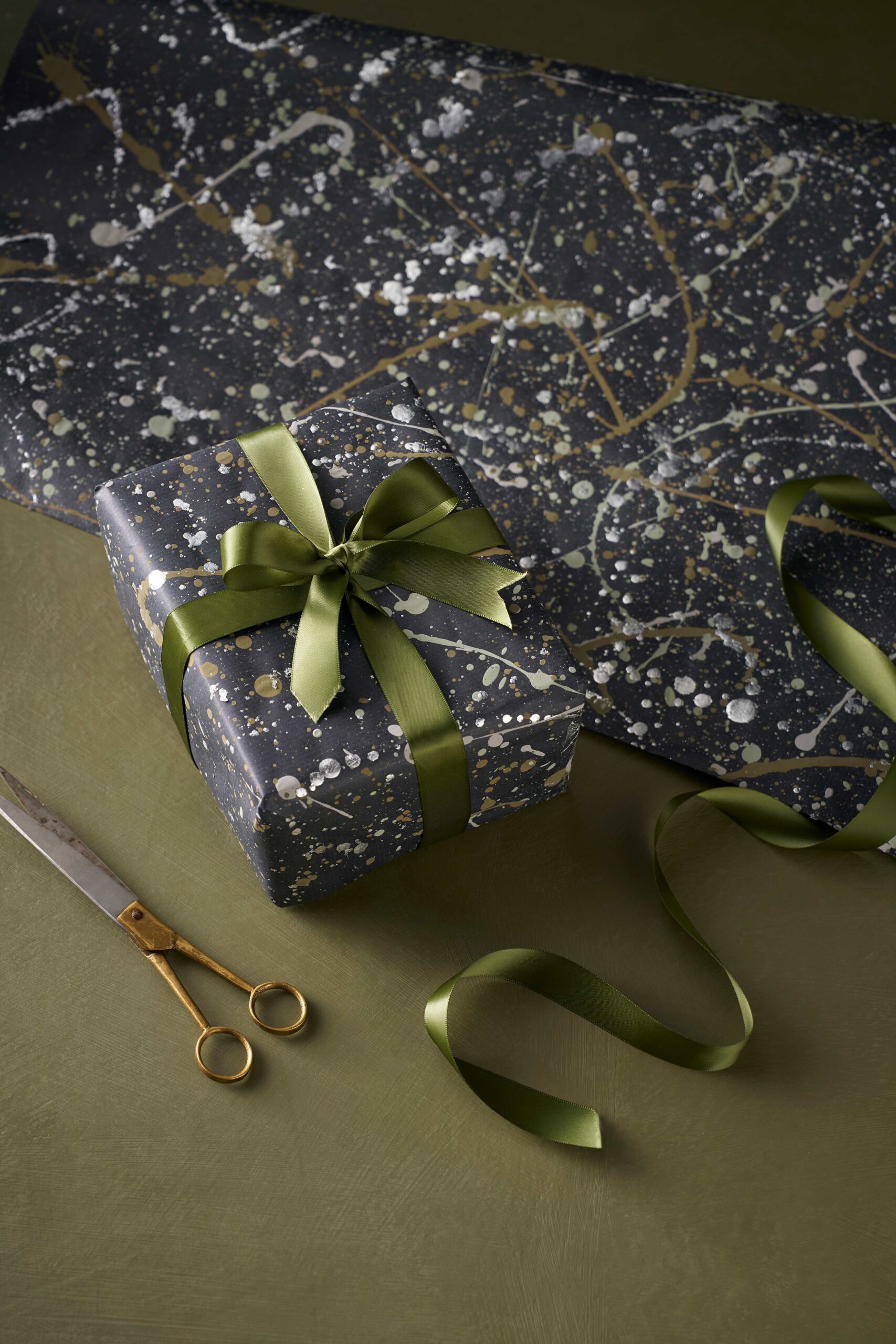 Create you own splatter Christmas wrapping paper | Annie Sloan