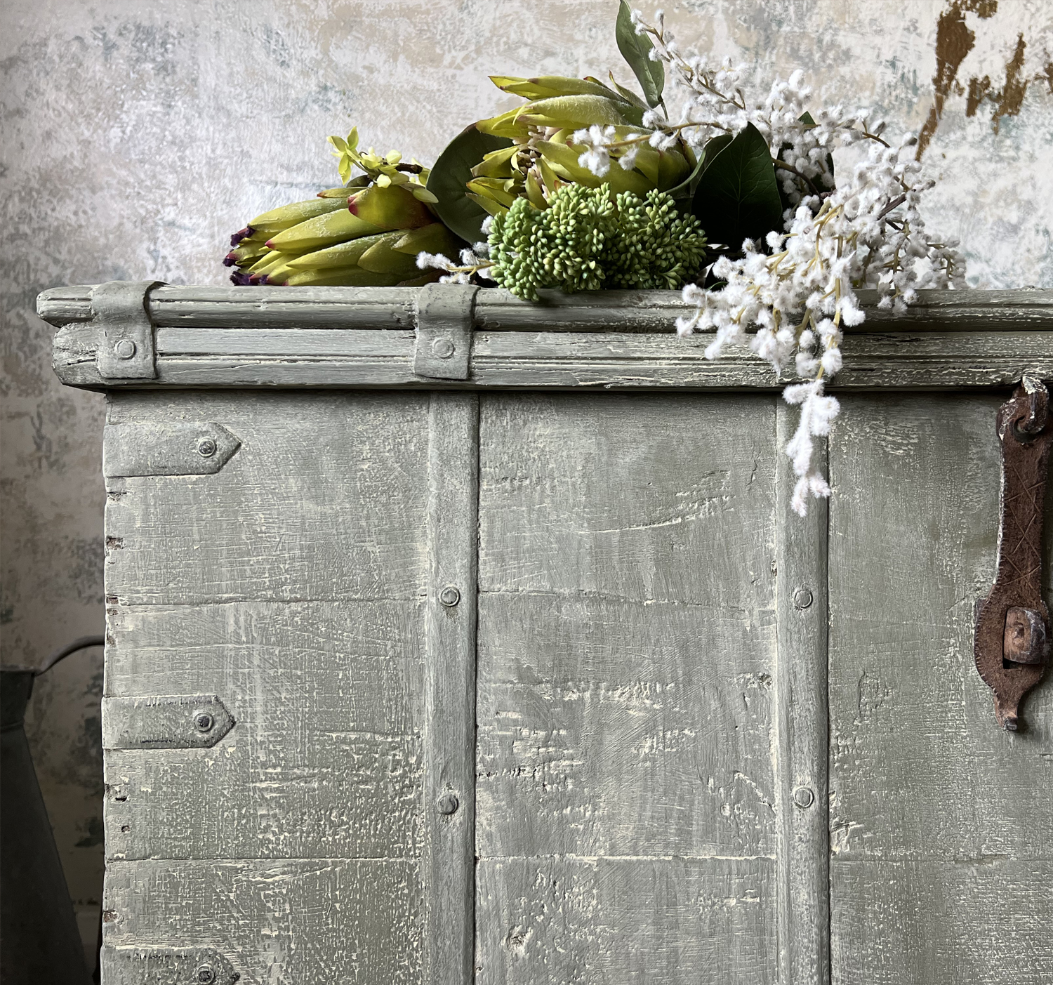 Create a textured look using wet Chalk Paint™ Wax | Annie Sloan